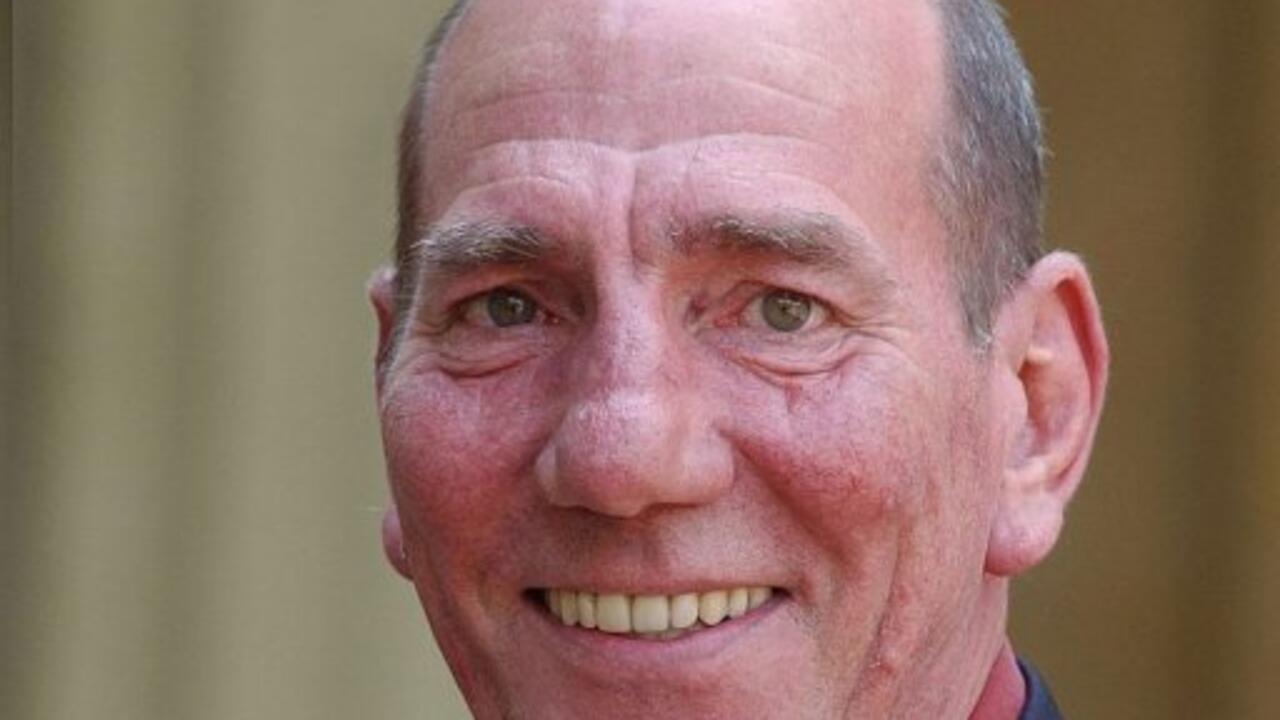 British actor Pete Postlethwaite dies at 64